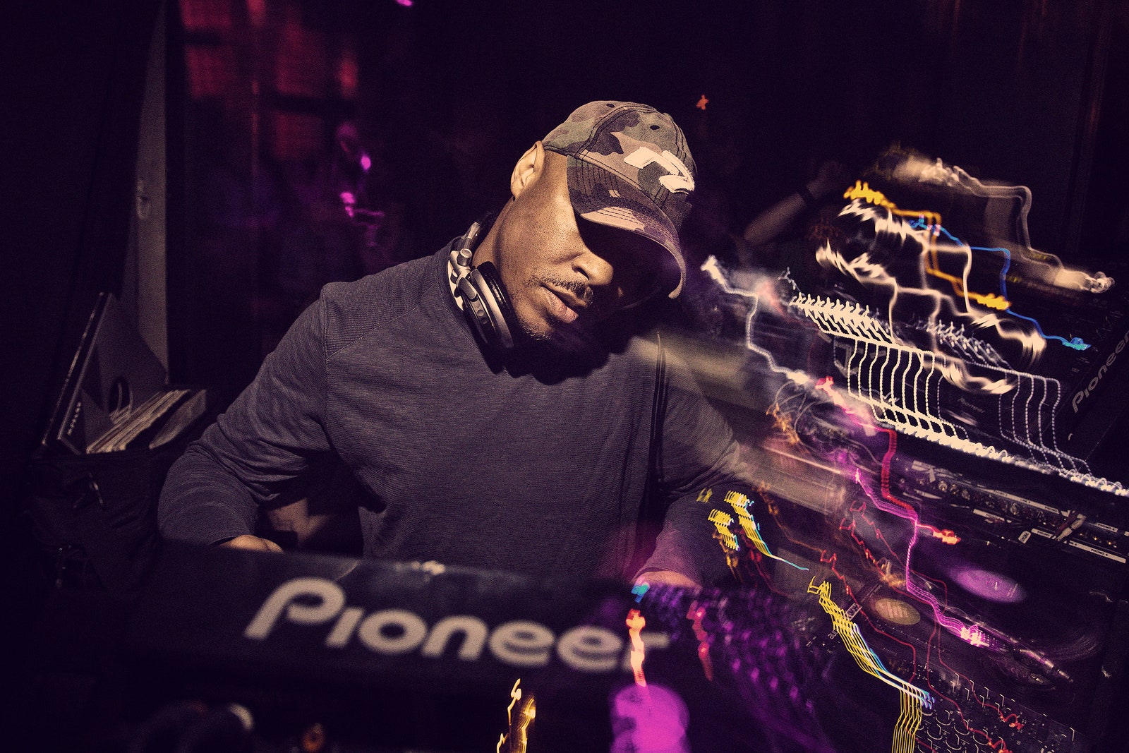 What are the origins and influences of Technoserver music